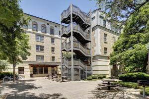 Roberts Hall | University Housing and Dining